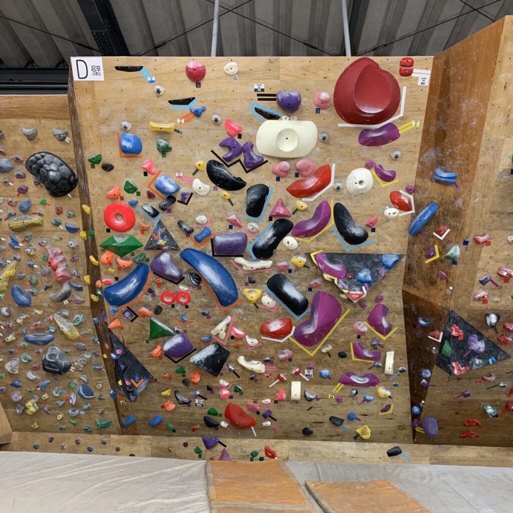 施設案内 - キーボルダリング